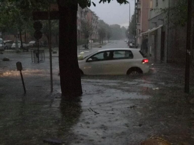 Maltempo, a Cusano esonda il Seveso: scuole chiuse e ponti interdetti