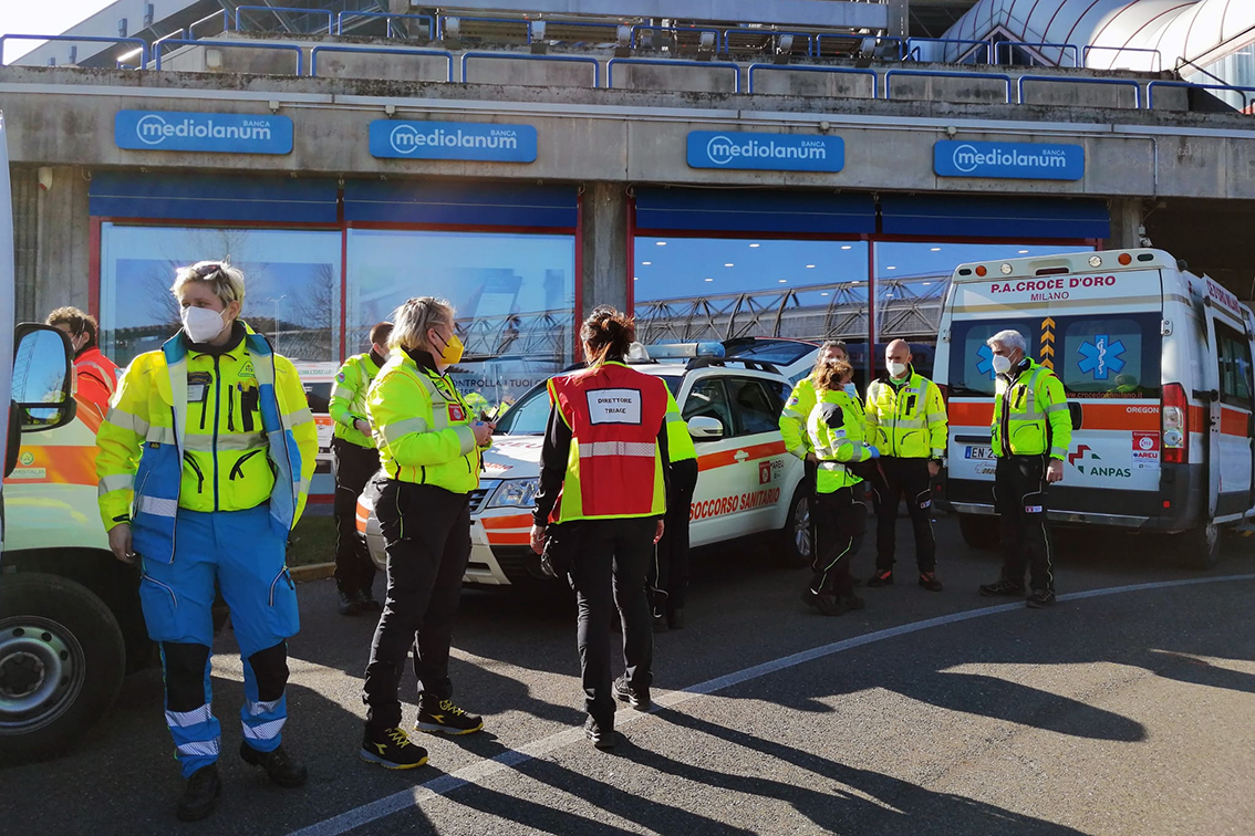 Evacuato il Forum di Assago: reazione chimica in piscina, intossicate ...