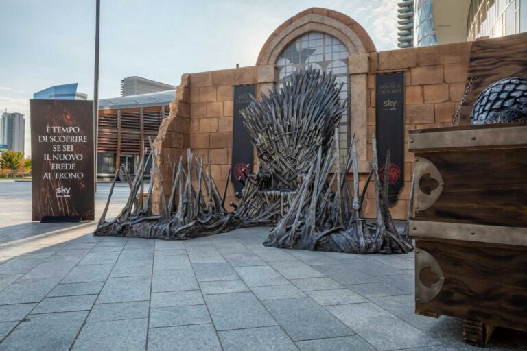Il Trono di Spade arriva a Milano: l’installazione in piazza Gae Aulenti